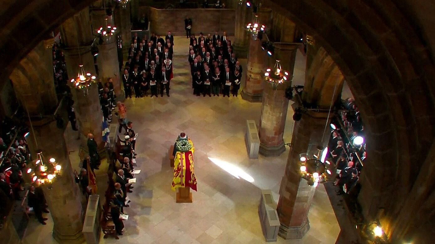 Consternado, Horacio Rocha narra la llegada de la reina Isabel II a ...