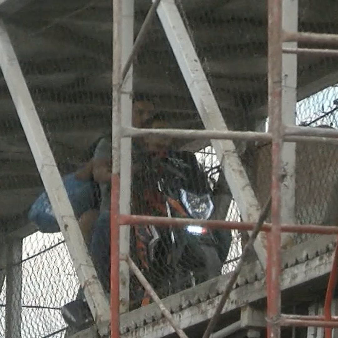 Motociclistas se Adueñan de Puente Peatonal en Las Pintitas