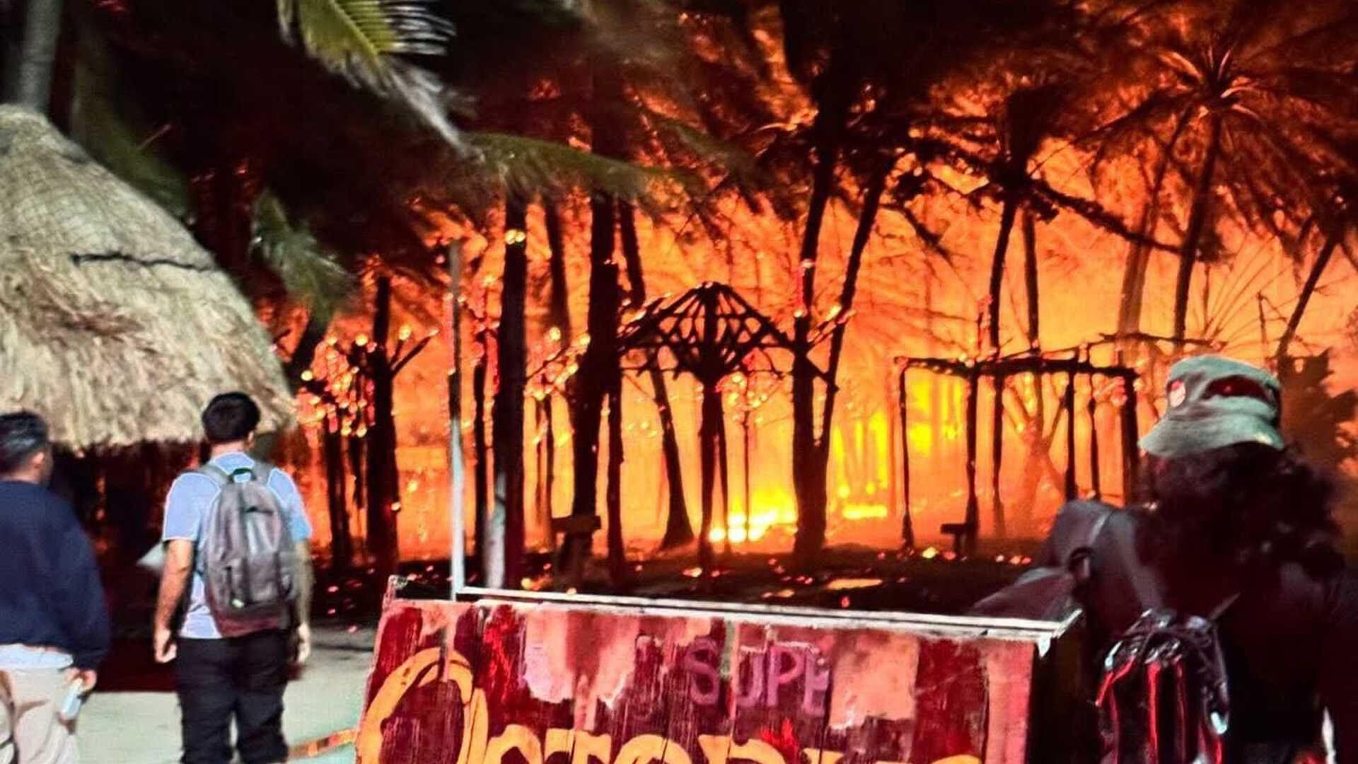 VIDEO: Así Quedaron en Cenizas Palapas por Uso de Pirotecnia en ...