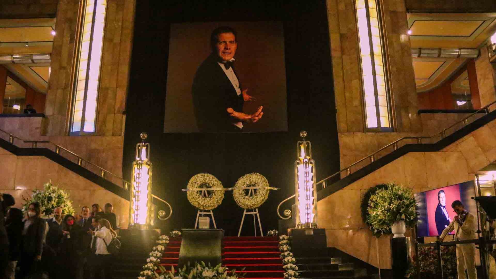 /espectáculos/despedida-de-hector-bonilla-en-bellas-artes
