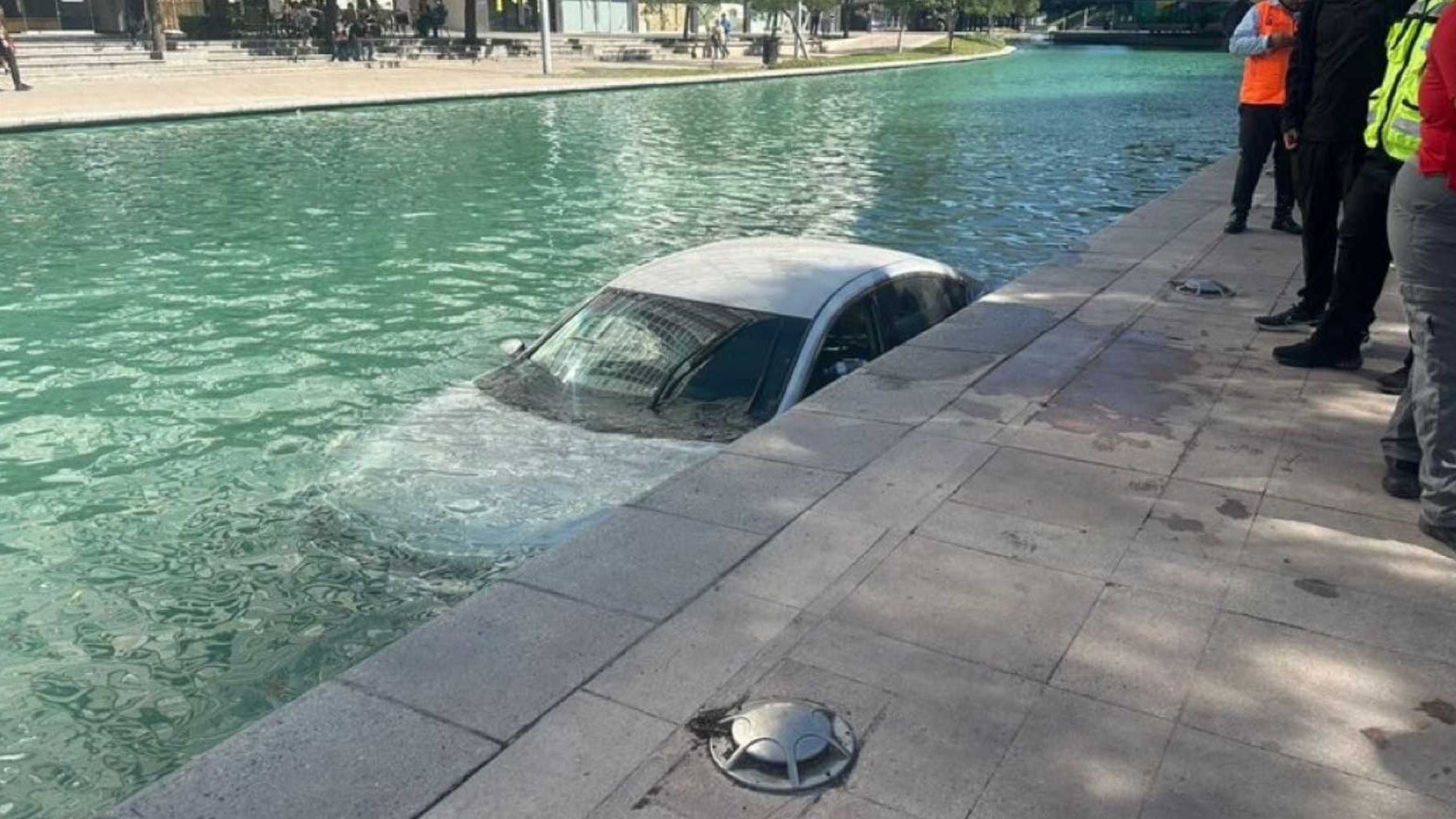 Abuelito Conducía Coche que Cayó en el Paseo Santa Lucía de Monterrey
