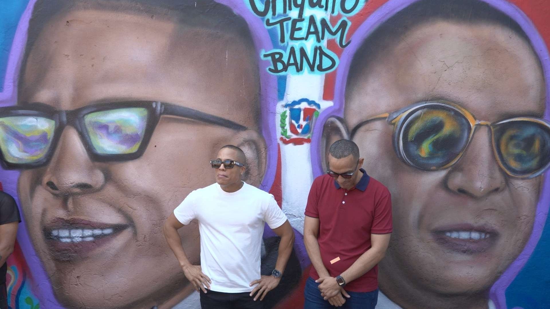 Salseros "Chiquito Team Band" Firman Mural en su Honor en el Barrio de ...