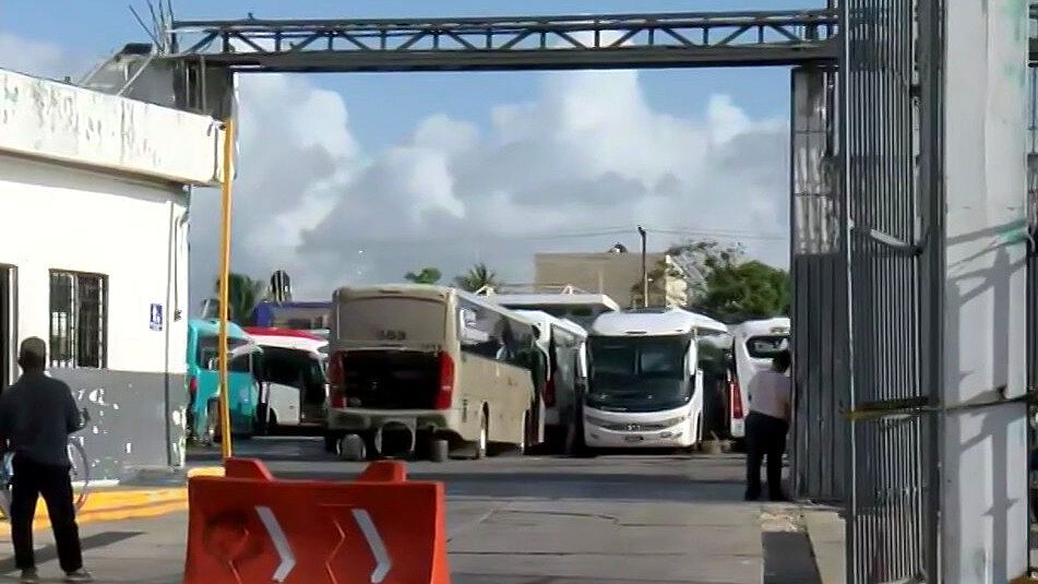 Incendio en Predio Consume 8 Autobuses en Cancún, Quintana Roo | N+ ...