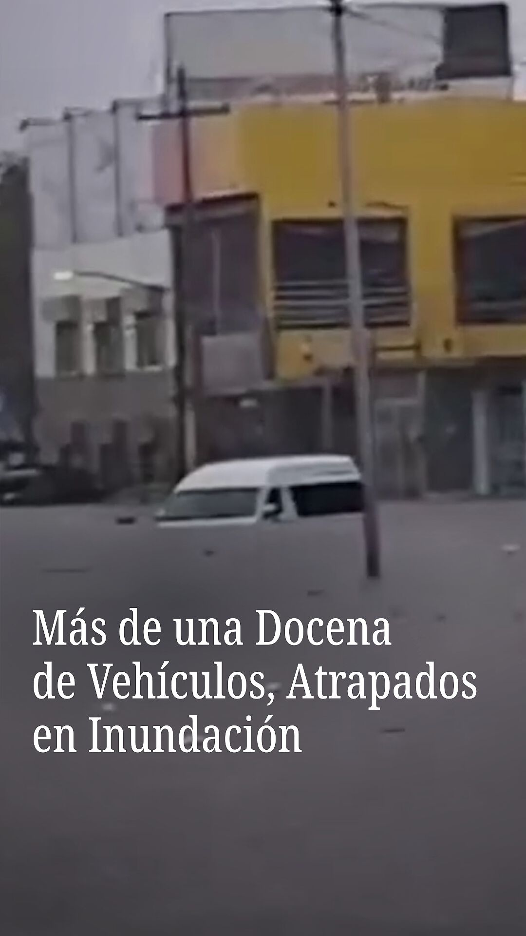 Más de una Docena de Vehículos, Atrapados en Inundación