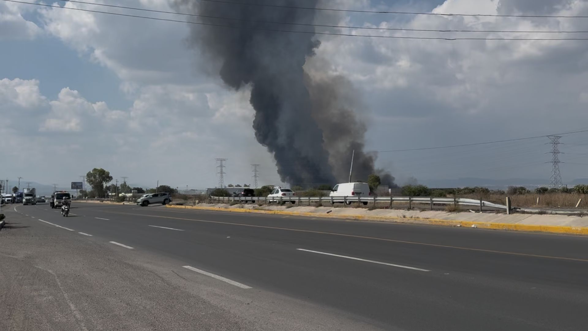 Incendio en tiradero de el Libramiento Sur Poniente