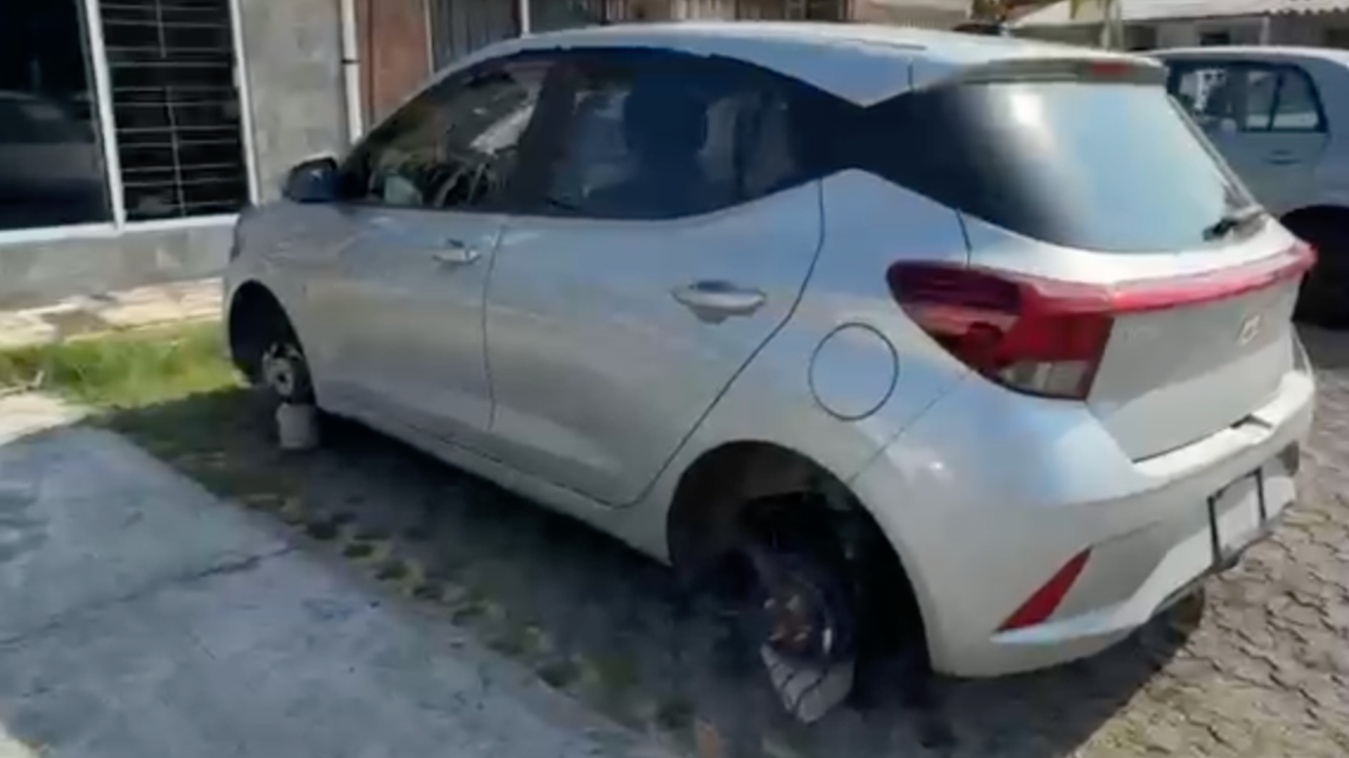 Ladrones dejan autos sin llantas en fraccionamiento de Veracruz
