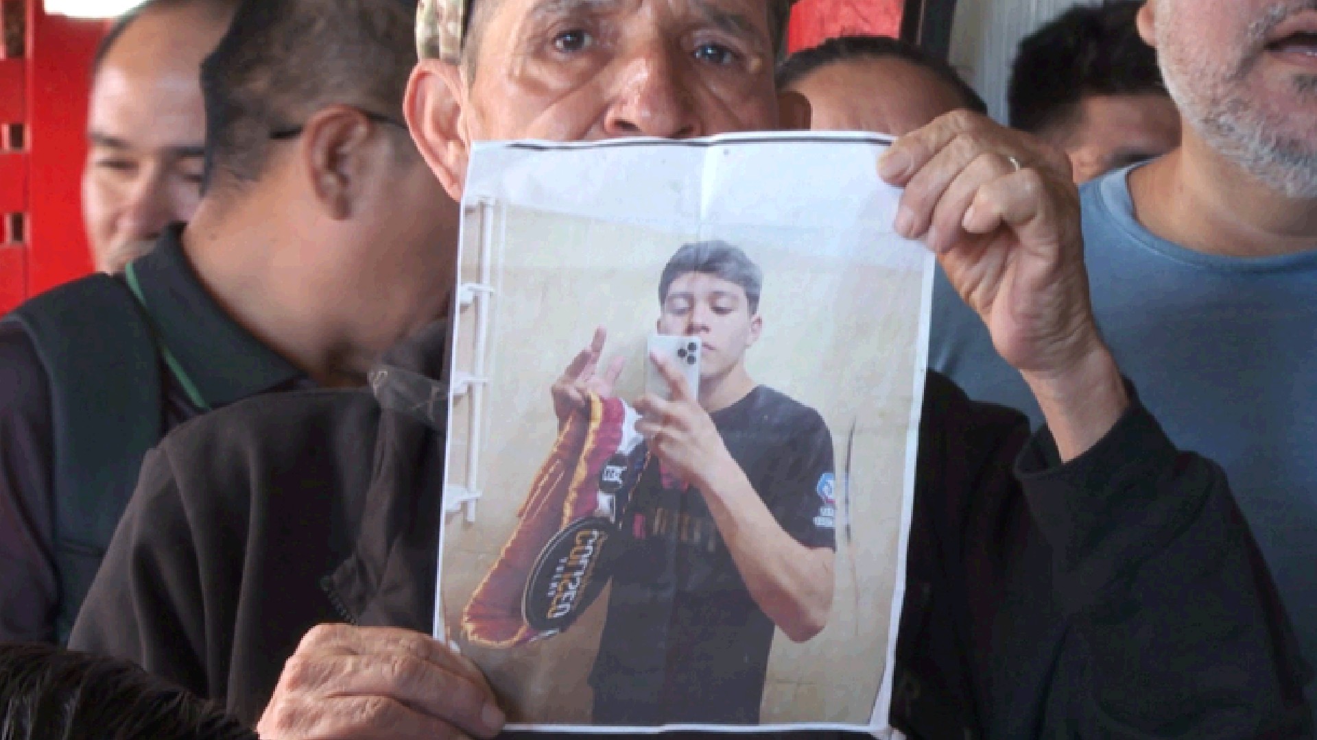Familiares de Miguel Octavio exigen entrega del cuerpo en Colima