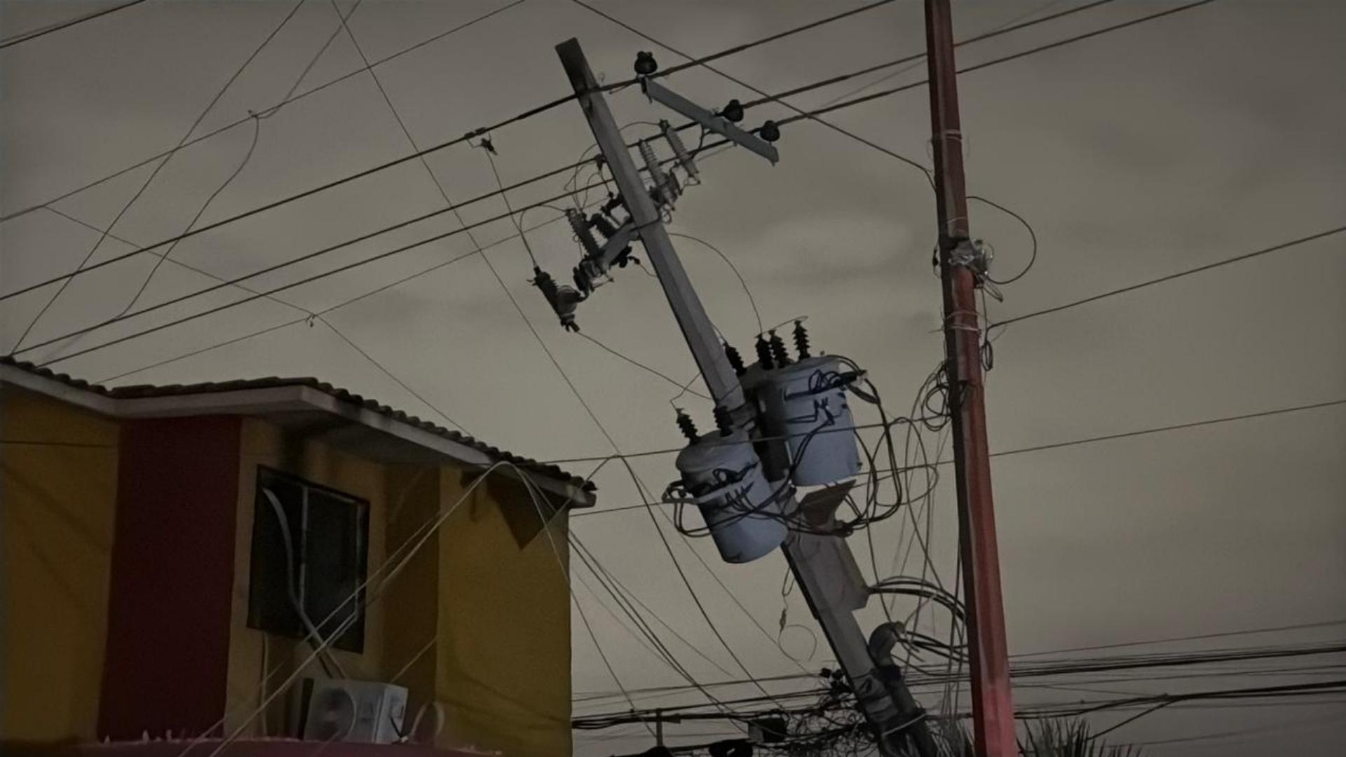 Caída de poste deja sin luz a varios sectores de Cd. Juárez