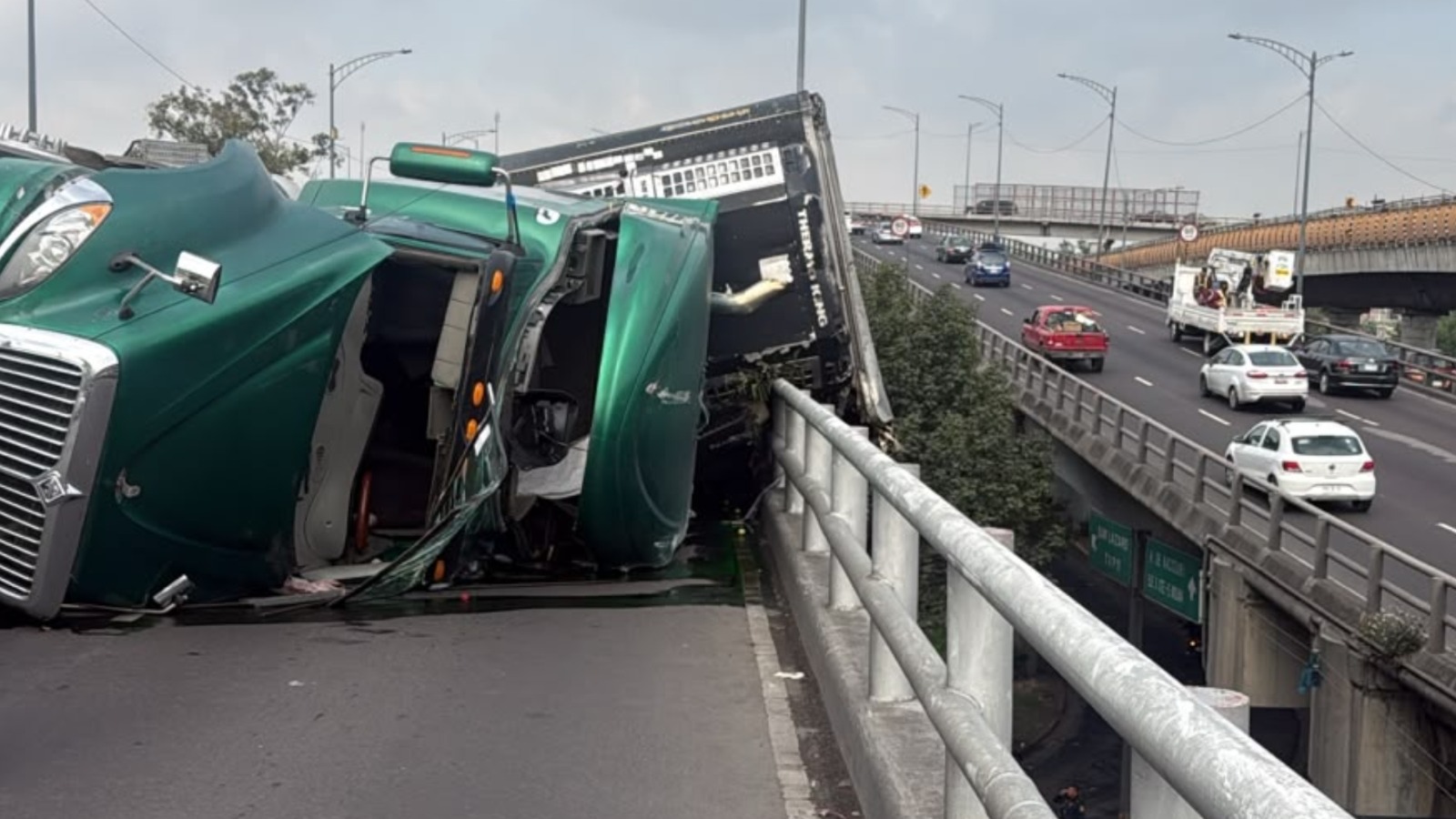 Video: Tráiler Estuvo A Punto de Caer de Puente a la Altura de Avenida ...